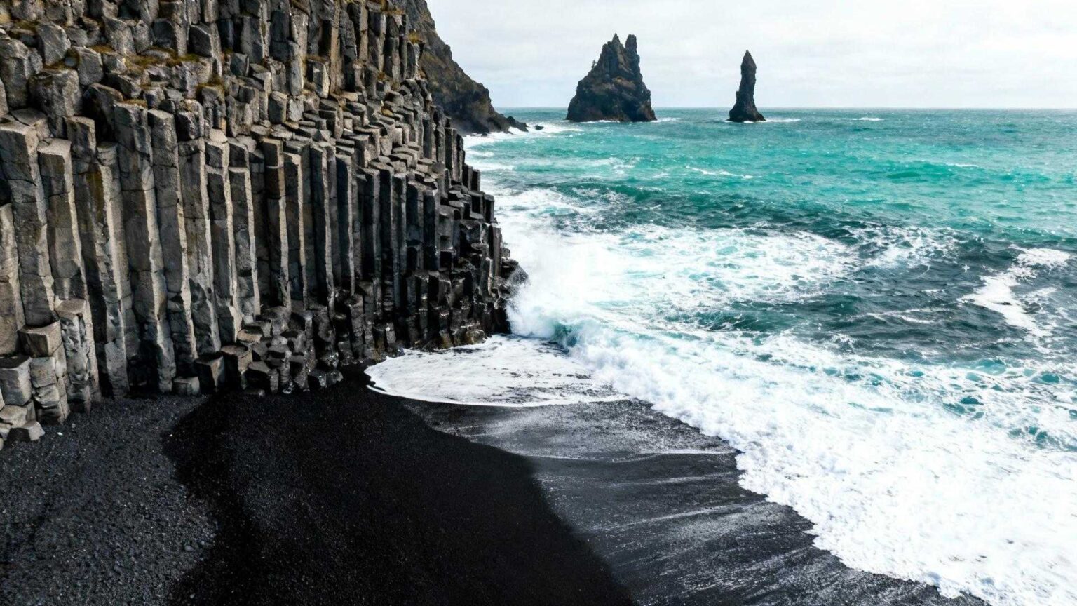 Dieser 1.500-Meter-Strand bewahrt 66 Millionen Jahre alte Basaltsäulen ...