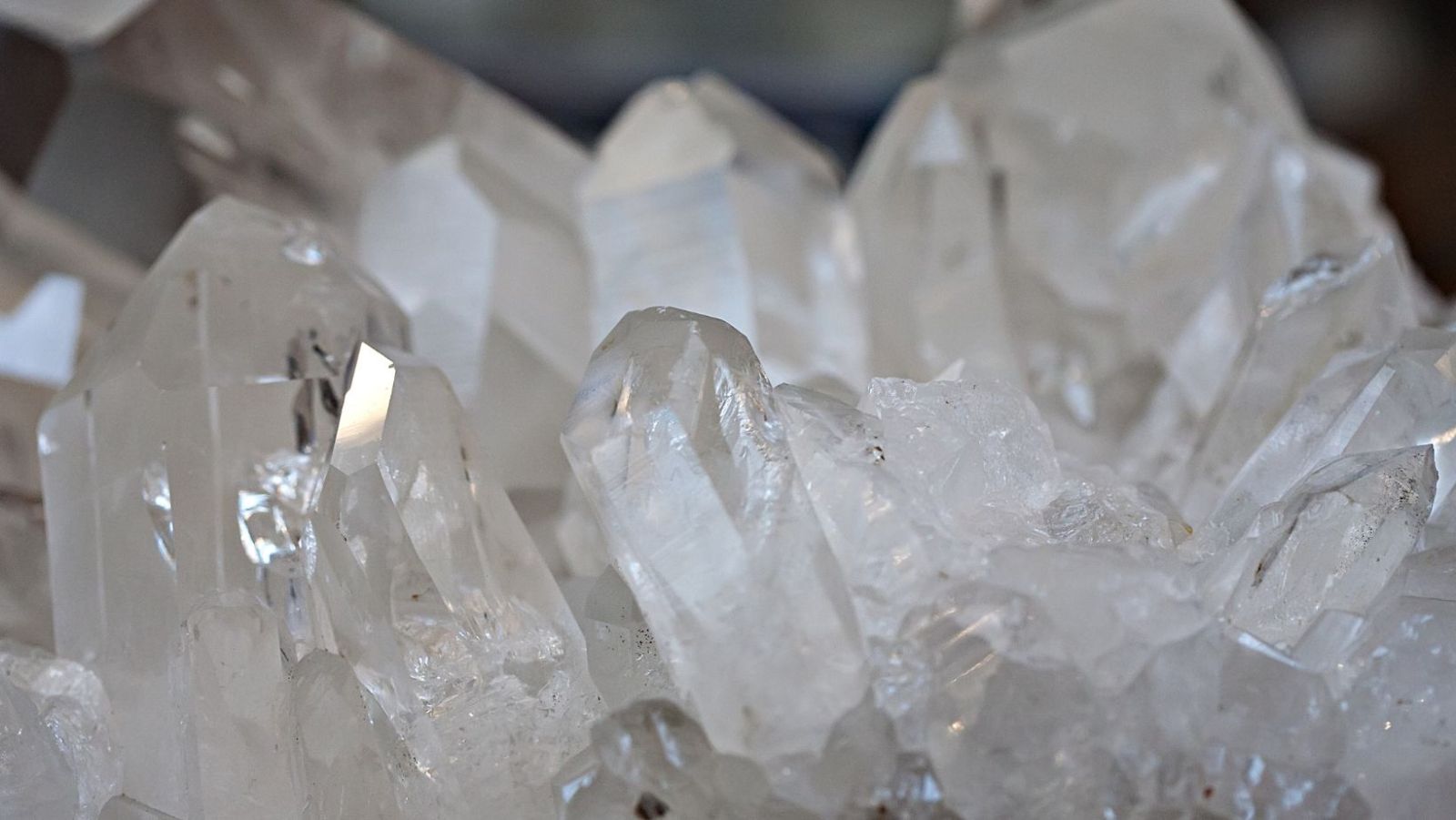 Cristal de Roche : Un Guide Complet sur la Pierre Reine en Lithothérapie