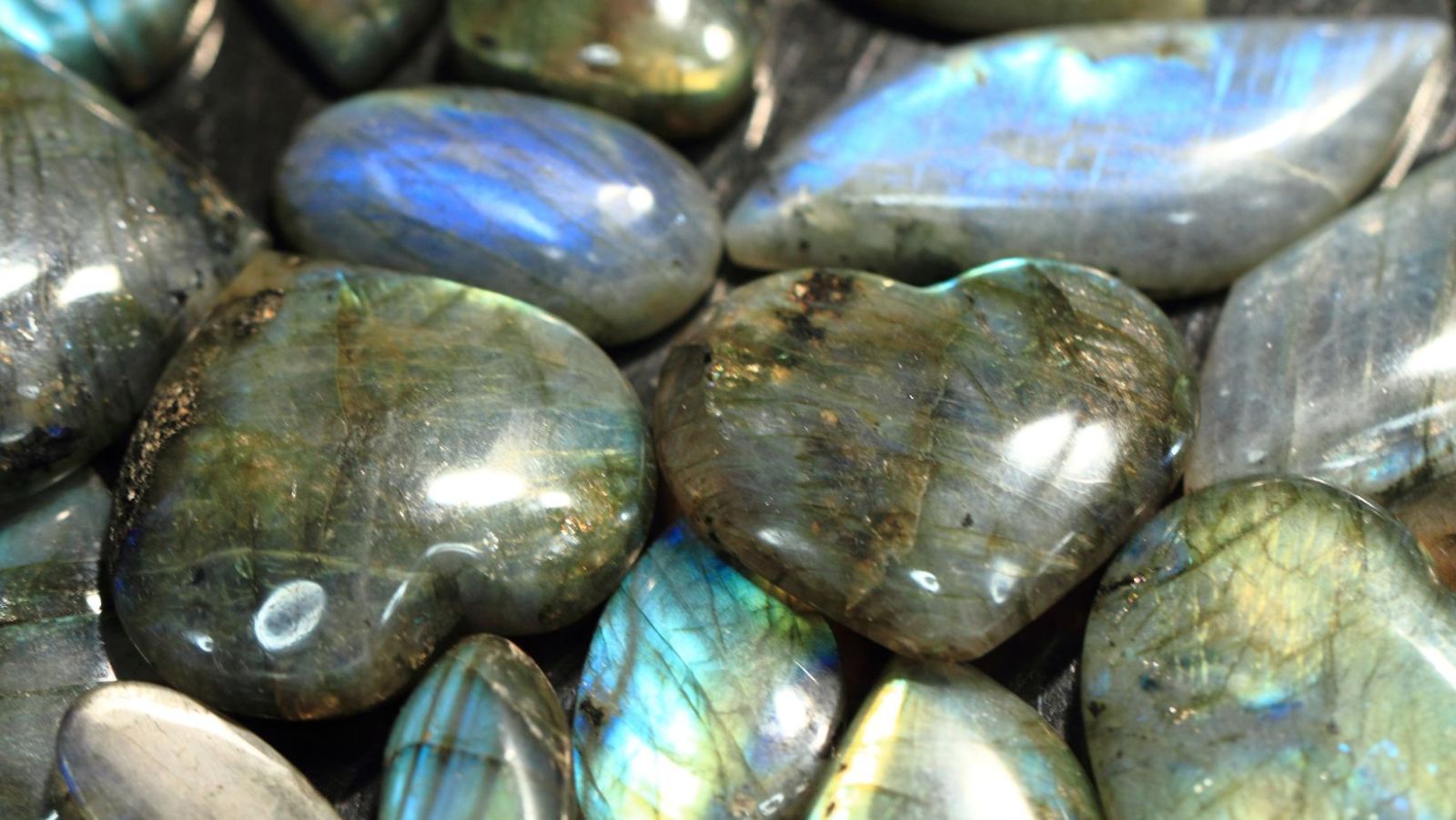 Pierre Labradorite : Fascination et Vertus pour l'Harmonisation de l'Être
