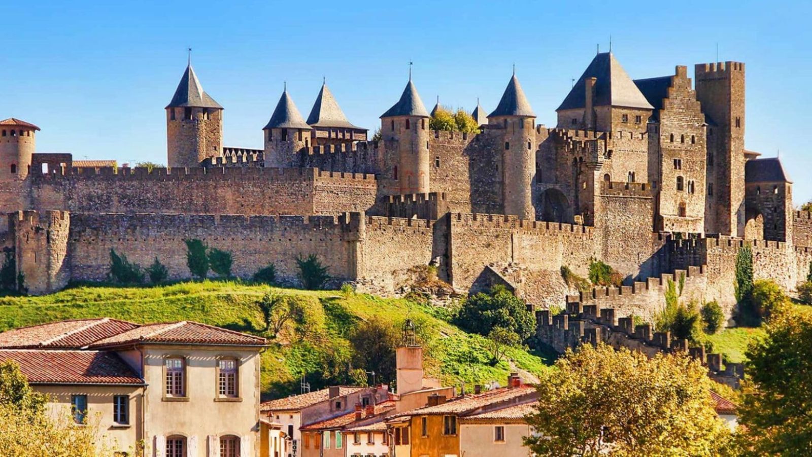 Une cité médiévale suspendue dans le temps : laissez-vous envoûter par ...