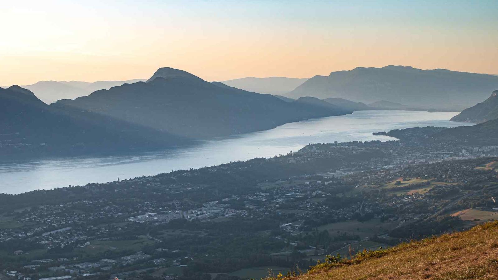 Le plus grand lac naturel de France dévoile ses 18 km de rives ...