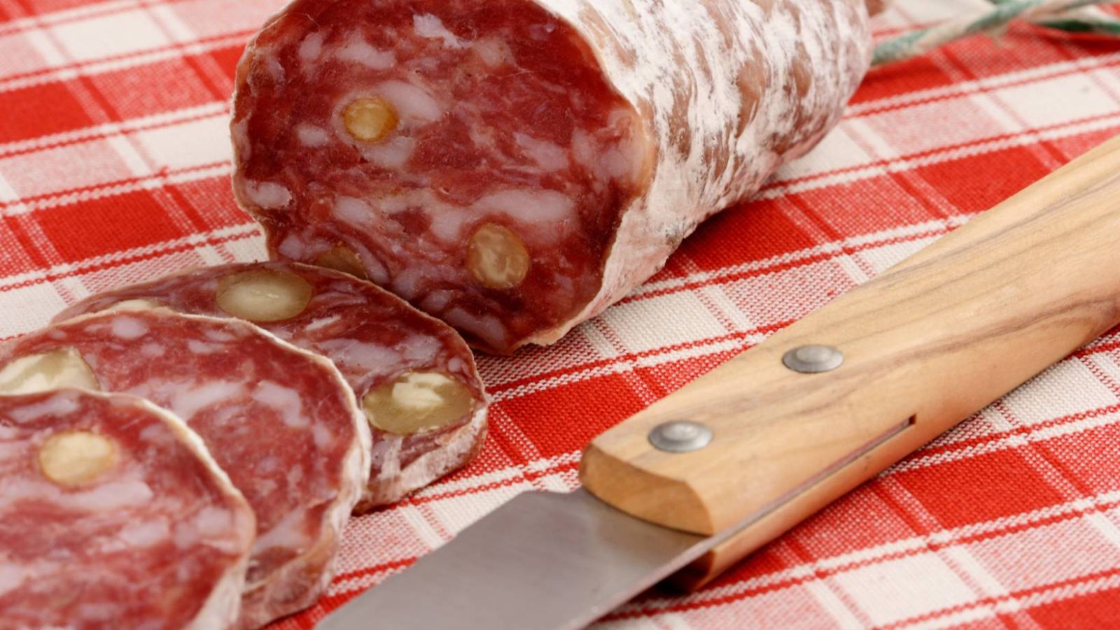 Ce saucisson à 4,30€ noté 14/20 par Yuka surpasse les grandes marques ...
