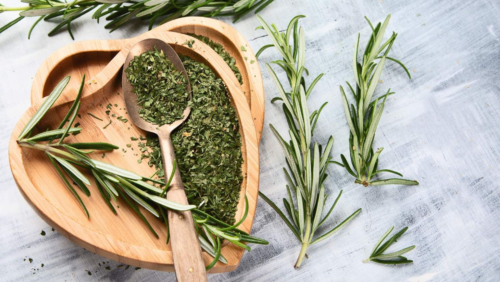 Les 12 bienfaits surprenants du romarin : digestion, mémoire ...