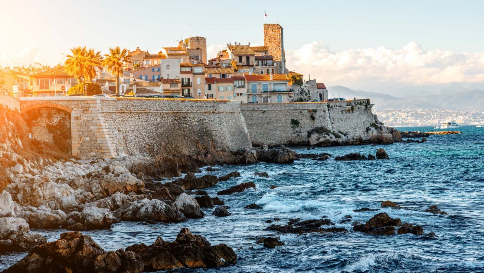 Antibes : 73 000 habitants et 2500 ans d'histoire sur 23 km de littoral ...