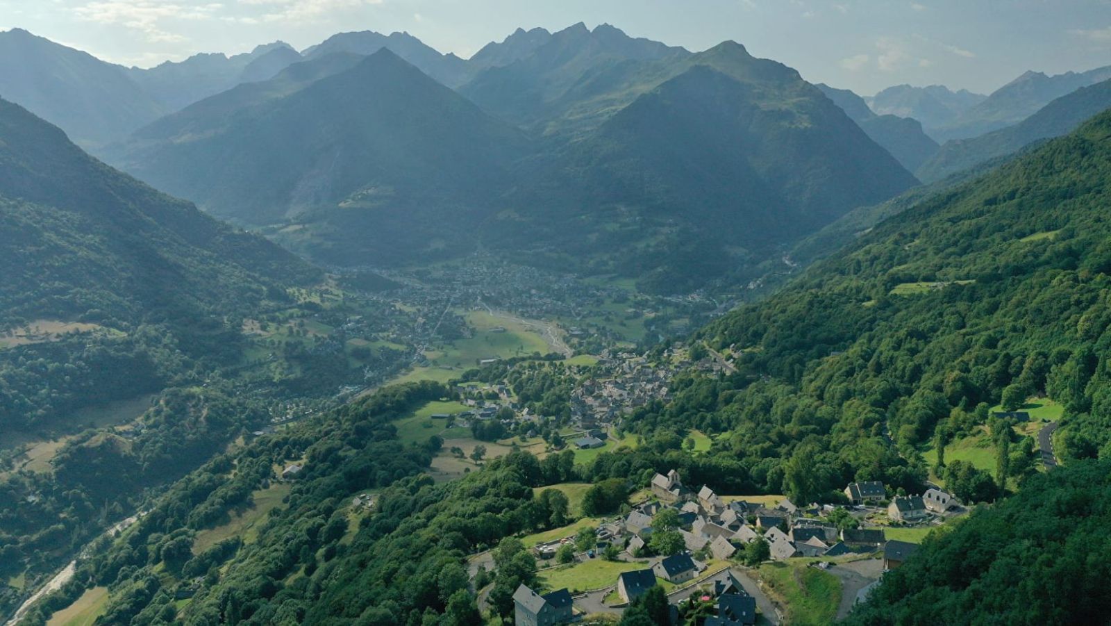 À 711 mètres d'altitude, ce village thermal offre un panorama à 360 ...